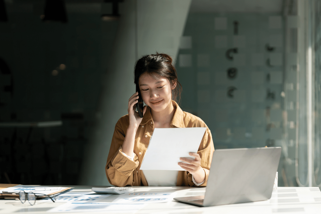 What is a credit controller and how much should they earn?